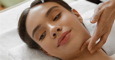 얼굴 피부 관리 미용 센터에서 얼굴 산소 필링을 받는 아름다운 여성의 클로즈업 피부 회춘 절차를 즐기는 소녀 뷰티 트리트먼트 개념입니다 고해상도 이미지 사진