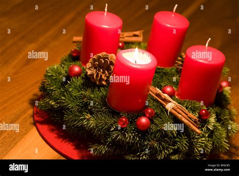 Adventskranz 1 Sonntag Im Advent Brennende Kerze Weihnachten Deutschland Stockfotografie