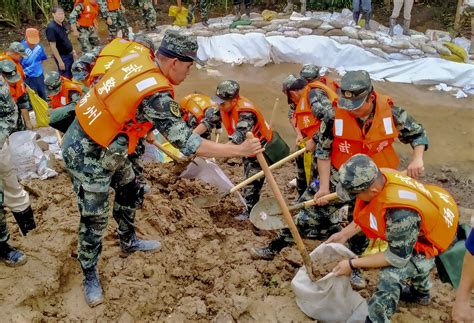 武警江苏总队官兵紧急投入长江支流抗洪抢险杜凯