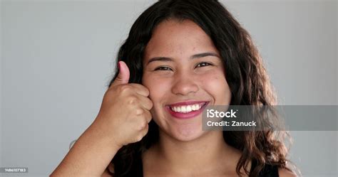 손으로 승인 제스처를 주는 히스패닉 소녀 라티나 주는 엄지 손가락을 손으로 라틴 아메리카 히스패닉 민족에 대한 스톡 사진 및 기타 이미지 라틴 아메리카 히스패닉 민족