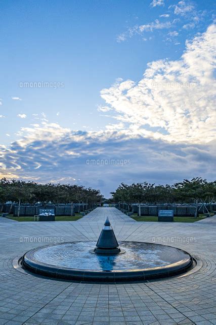平和祈念公園 平和の火から放射状に広がる平和の礎の写真素材 Fyi07818253 ストックフォトの Qlean Market