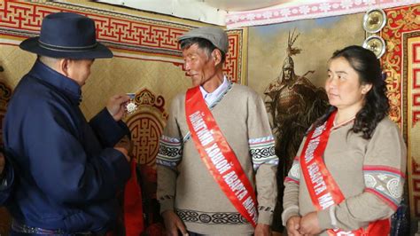 Ховд аймгийн Эрдэнэбүрэн сумаас төрөн гарсан Аймгийн аварга малчдын шагналыг гардуулав