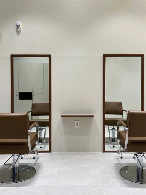 짙은 우드 컬러로 단정한 내부 8평 작은 미용실 인테리어 울산 남구 야음동