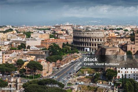 콜로세움 도로에 많은 교통 푸른 구름없는 하늘과 같은 역사적인 기념물과 멋진 고대 도시 로마의 위에서 야외 수평보기 이탈리아의 오래된 건물 건물 외관에 대한 스톡 사진 및