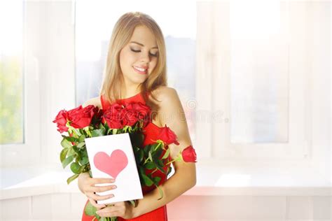 Bella Ragazza Con Il Mazzo Delle Rose Rosse Fotografia Stock Immagine
