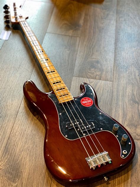 Squier Classic Vibe `70s Precision Bass วอลนัต