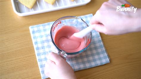 귀엽고 달콤한 딸기맛 하트 스프링클 쿠키