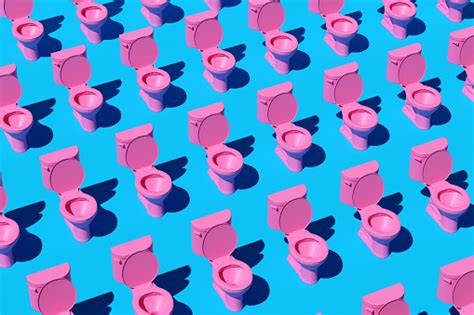 파란색 배경에 뚜껑이 열린 분홍색 변기의 반복적인 패턴입니다 0명에 대한 스톡 사진 및 기타 이미지 0명 가정 생활 개념 Istock