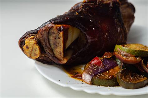 베이컨 조인트와 뼈 구운 채소 붉은 색과 노란 고추 호박 붉은 양파와 함께 제공 고급 요리에 대한 스톡 사진 및 기타 이미지