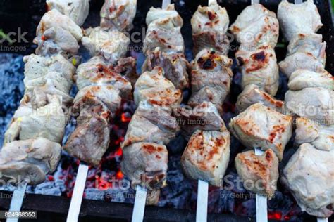 바베 큐 꼬치 고기 회전 및 연기와 야외에서 그릴에 요리와 0명에 대한 스톡 사진 및 기타 이미지 0명 고기 구이