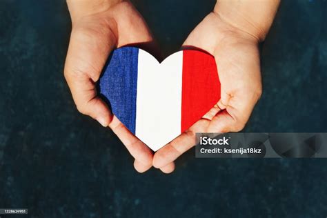 프랑스 국기의 색으로 그려진 나무 심장 흰색과 빨간색은 남성의 손바닥에 자리 잡고 있습니다 프랑스에 대한 스톡 사진 및 기타 이미지 Istock