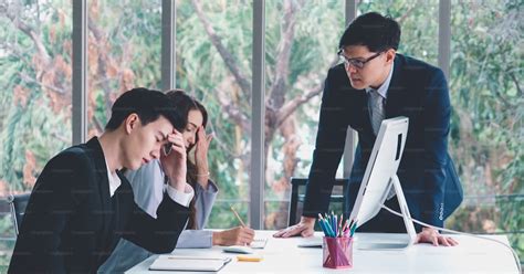 사무실에서 그룹 회의에서 화난 사업가 분쟁 작업 문제 사업 파산 실패 및 손실 개념 사진 Unsplash의 작업 이미지