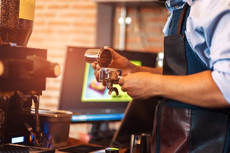 바리스타 가 카페에서 파타필터와 커피 변조를 들고 커피 를 만드는 낮에 대한 스톡 사진 및 기타 이미지 낮 따르기 레스토랑 Istock