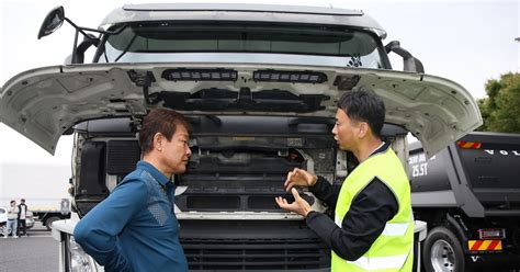 ‘2024 서비스 캠프 안전운행 캠페인 볼보트럭 정비사가 고객 차량 점검