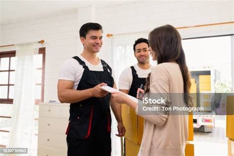 집에서 배달원의 배달 소포 상자를 받고 들고 있는 젊은 여성 집에서 배달 서비스 3 명에 대한 스톡 사진 및 기타 이미지 3 명 고객 공사장 인부 Istock