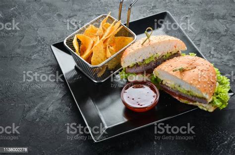 고기와 간식 나 초와 버거 접시에 평면도 텍스트를 위한 여유 공간 소박한 스타일 0명에 대한 스톡 사진 및 기타 이미지 0명