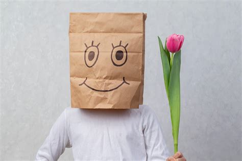 머리에 골판지 상자를 들고 마커로 미소를 짓는 아이가 튤립을 들고 있습니다 명절 선물 쇼핑 개념 10 11세에 대한 스톡 사진 및 기타 이미지 Istock