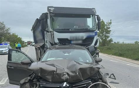 КЪРВАВ КУРБАН Тежка катастрофа със загинал между ТИР и кола край Долни Дъбник Информационна