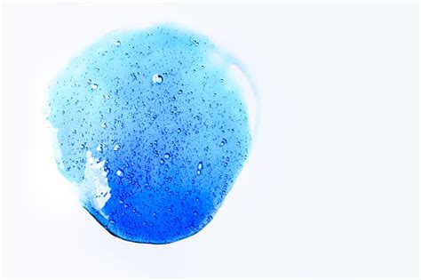 흰색 배경에 분리 된 거품이있는 투명 투명 한 파란색 액체 세럼 젤 얼룩 0명에 대한 스톡 사진 및 기타 이미지 0명