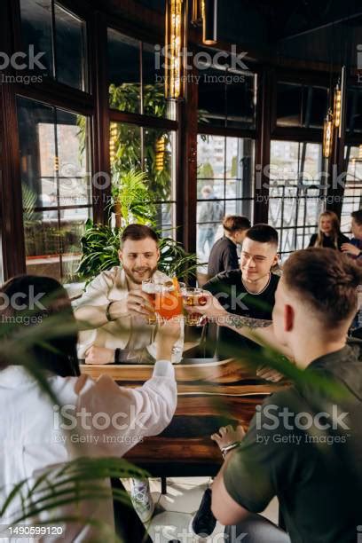 양조장 바 레스토랑에서 맥주와 칵테일을 마시고 부딪히는 행복한 친구들 남자와 여자가 함께 즐거운 시간을 보내는 음료 라이프 스타일 컨셉 선술집에 대한 스톡 사진 및 기타