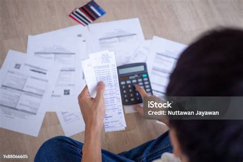 사업가 또는 집사는 송장 및 신용 카드 부채에 대한 다양한 비용 계산기의 언론에 앉아 있습니다 남자들은 매달 갚아야 할 빚으로 스트레스를 받습니다 부채 개념 30 34세에