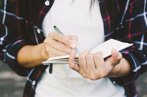 화려한 여자 손 메모에 대 한 노트북 종이에 펜 쓰기를 사용 합니다 개념에 대한 스톡 사진 및 기타 이미지 개념 개념과 주제 고정됨 Istock