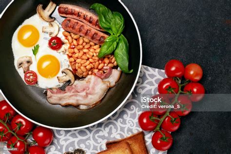 튀긴 계란 소시지 콩 토마토 버섯 베이컨 나무 배경에 토스트와 요리 팬에 영어 아침 식사 공간을 복사합니다 맨 위 보기 0명에 대한 스톡 사진 및 기타 이미지 Istock