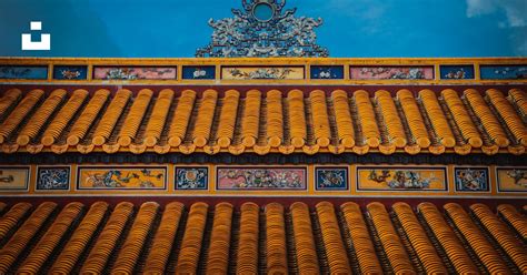 낮 동안 푸른 하늘 아래 갈색과 빨간색 콘크리트 건물 사진 Unsplash의 무료 베트남 이미지