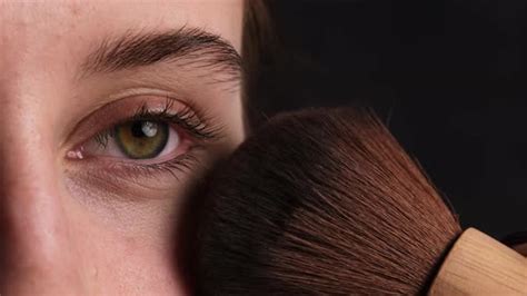 Professional Makeup Master Class Tutorial Applying Powder With Cosmetic