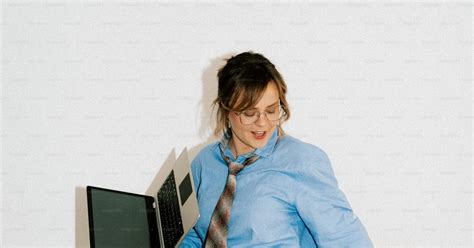 노트북으로 작업하는 동안 자신 있게 포즈를 취하는 사업가 사진 Unsplash의 지도력 이미지