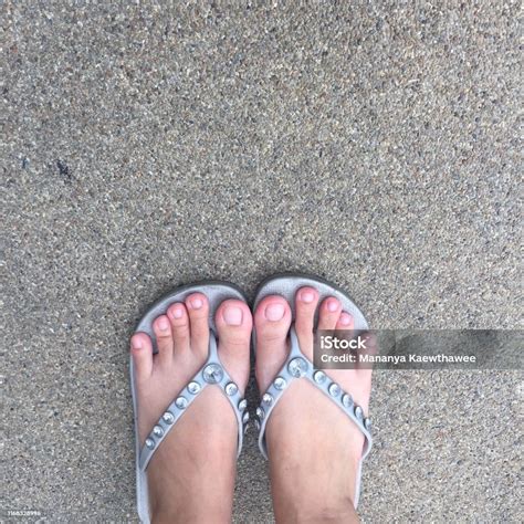 뷰티와 패션 라이프 스타일 컨셉 도로 거리 배경 상단보기에 패션 실버 신발발의 셀카 위에서 본 여자의 발과 다리 도시에 서 샌들 신발을 입고 여성 가냘픈에 대한 스톡 사진