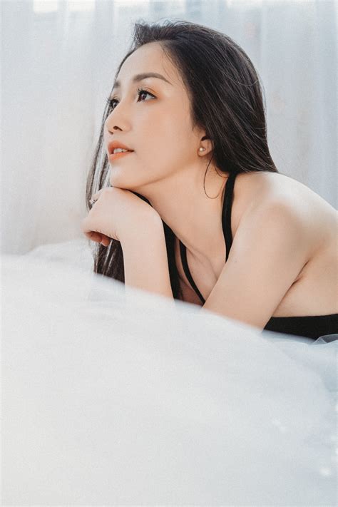 무료 이미지 여자 얼굴 화이트 피부 아름다움 어깨 말뿐인 코 턱 흑발 레이디 이마 모델 사진 촬영 목 관절 긴 머리 사진술