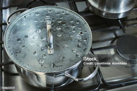 스테인레스 스틸 냄비 끓는 물이 있는 유리 뚜껑이 달린 냄비는 가스 렌지에 있습니다 요리의 개념입니다 선택적 초점 0명에 대한 스톡 사진 및 기타 이미지 Istock