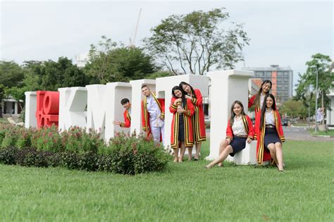 บรรยากาศการถ่ายภาพหมู่บัณฑิต สถาบันเทคโนโลยีพระจอมเกล้าเจ้าคุณทหารลาดกระบัง