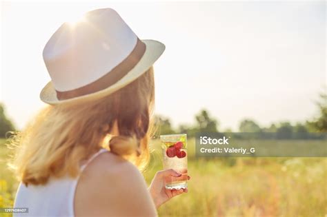 상쾌한 천연 딸기 민트 음료 한 잔을 곁들인 모자를 쓴 여성 마시기에 대한 스톡 사진 및 기타 이미지 마시기 여름 물 Istock