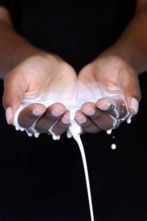 Mano Femenina Africana Negra Apretada En Un Pu O Poder Negro Del Indio Imagen De Archivo