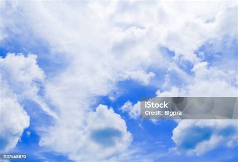 푸른 하늘 자연의 구름 예술과 함께 생생한 아름 다운 및 텍스트를 추가 하기 위한 공간을 복사 0명에 대한 스톡 사진 및 기타 이미지 Istock