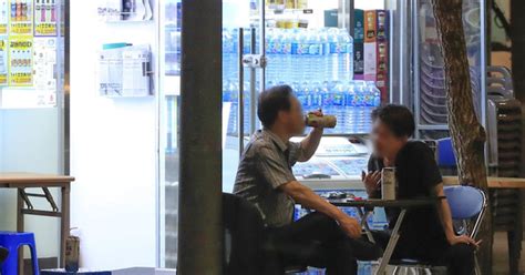 마스크 없이 편의점 야외 테이블에서 취식하는 시민들