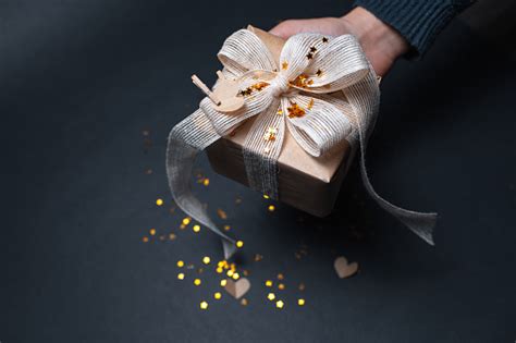 복사 공간이있는 검은 배경에 에코 선물 상자를 들고 있는 남성 손의 상단 보기 클로즈업 0명에 대한 스톡 사진 및 기타 이미지 0명 2021년 개념 Istock