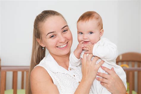 행복 한 가족입니다 어머니는 침실에서 그녀의 아기와 함께 연주입니다 2명에 대한 스톡 사진 및 기타 이미지 2명 가족 건강한 생활방식 Istock