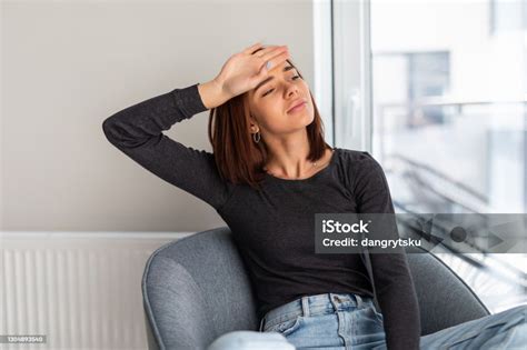 온도계를 가진 아픈 여자 두통 독감 여자는 감기에 걸렸습니다 바이러스 겨울에 대한 스톡 사진 및 기타 이미지 겨울 머리 바이러스 Istock