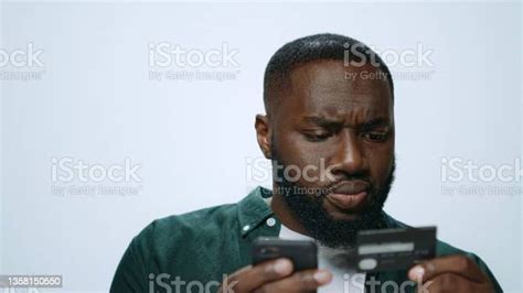스튜디오에서 스마트 폰에 온라인으로 쇼핑 심각한 아프리카 남자의 초상화 남자에 대한 스톡 사진 및 기타 이미지 남자 신용 카드 Brand Name Smart