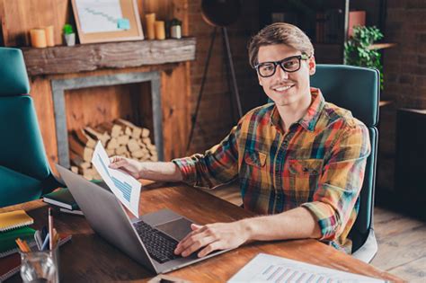 사진 잘 생긴 성공한 남자 입고 셔츠 앉아 테이블 보류 종이 보고서 통계 직장 작업 공간 실내 사무실 로프트 인테리어 20 24세에 대한 스톡 사진 및 기타 이미지 Istock