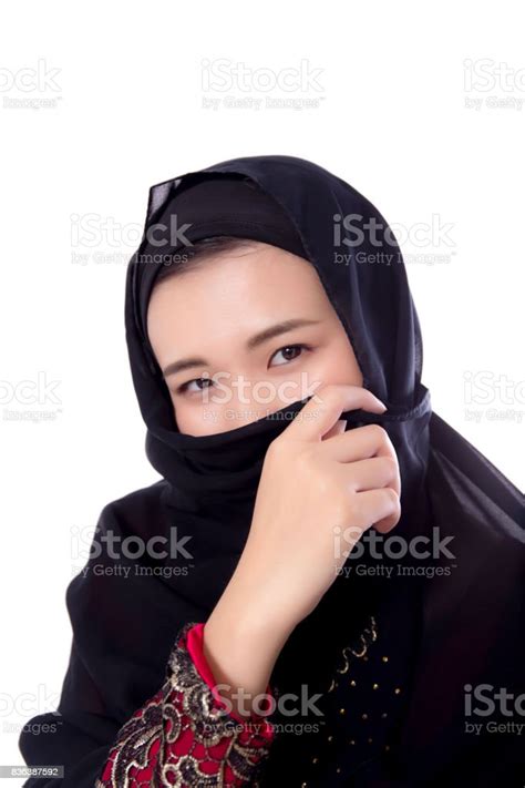 아름 다운 신비 아시아 젊은 여자 가까이 흰색 배경에 고립 된 스카프를 착용 눈 신체 부분에 대한 스톡 사진 및 기타 이미지 눈 신체 부분 백인종 사람 눈 Istock