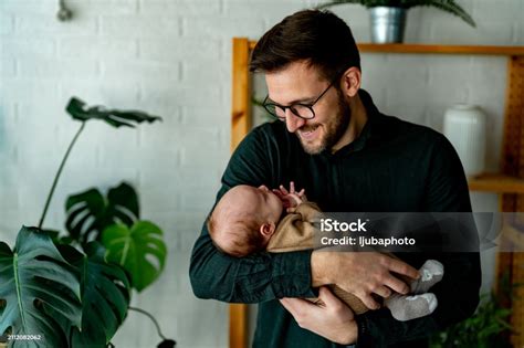 아버지와 갓 태어난 아기의 애정 어린 사랑 아파트에서 아들을 품에 안고 있는 아버지 아버지에 대한 스톡 사진 및 기타 이미지 아버지 아기 신생아 Istock