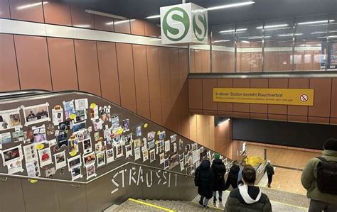 Memes An Der S Bahn Haltestelle Universität Stuttgart Was Es Damit Auf