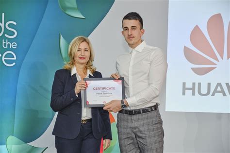 УНСС Петима студенти от УНСС са сред отличените в стипендиантската