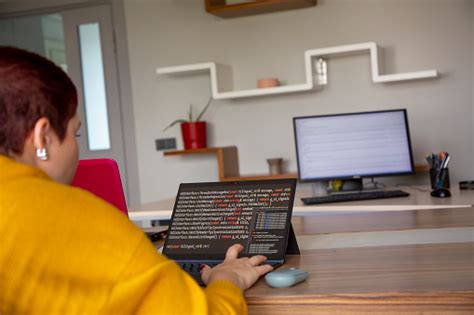 데스크톱 컴퓨터와 노트북에서 코딩하는 여성 프로그래머 It 지원에 대한 스톡 사진 및 기타 이미지 It 지원 개발 교육