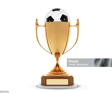 현실적인 황금 트로피 골드 컵 안에 공 우승 컵과 축구 공입니다 빛나는 황금 3d 트로피 축구 공 가진 나무 선반에 상 벡터