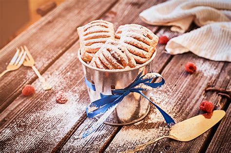 퍼프 페이스 트리 잼와 라스베리와 칼 나무 테이블에 블루 리본 장식 양동이에 가루 설탕 뿌 렸 다 0명에 대한 스톡 사진 및 기타 이미지 Istock